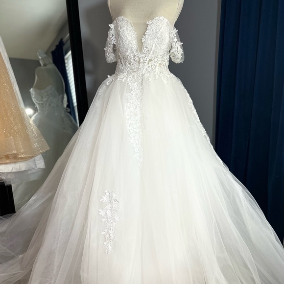 Dresses | A Line Bridal Gown Luxury Embroidered Wedding Dress Size 12 ...